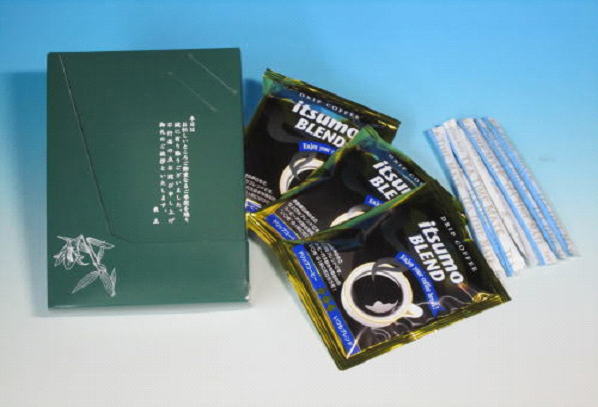 安心のギフト専門店の粗供養商品です。 □化粧箱 □箱サイズ：120×175×40mm □内容：ドリップ珈琲3g×10本 シューガー3g×10本 ※現在在庫以上の注文についてはお問合せ下さい。 業者様は過去一年間の若しくは見込み数量によりご注...