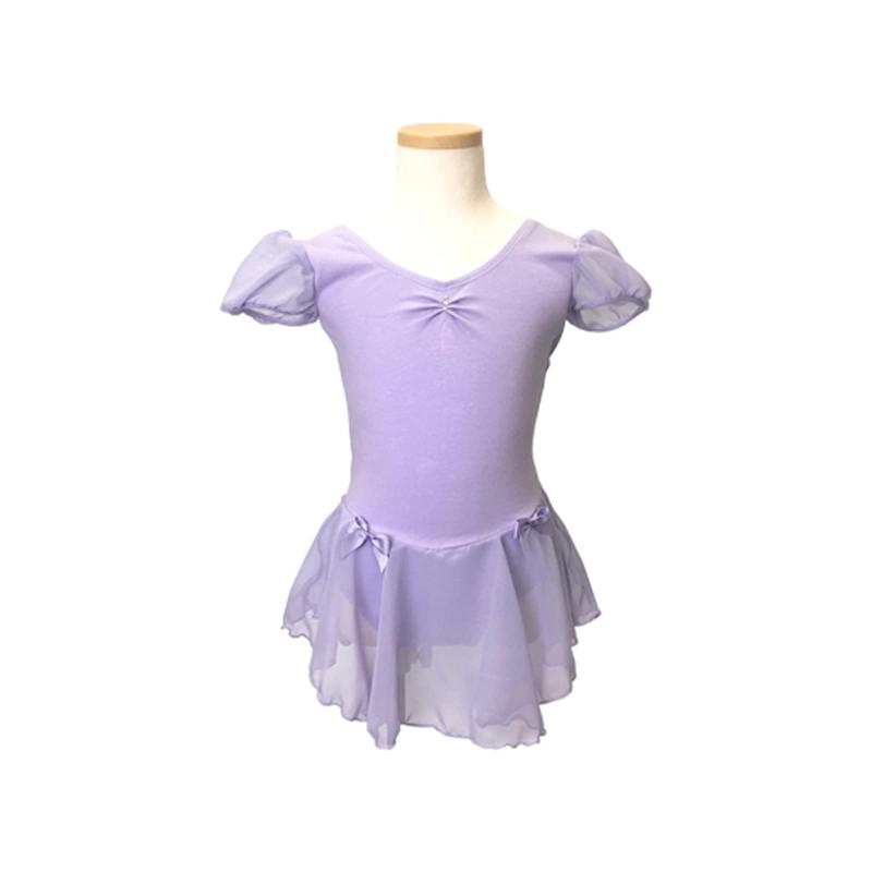 [イーバレリーナ] パフスリーブリボンバレエレオタード 子供用上品で華やかなプリンセスデザインのレオタード お子様が喜ぶスパンコール付きのお胸元と、背中はギャザー仕様、ふんわりとしたパフスリーブの袖がお姫様気分を演出。 スカート部分に付いて...