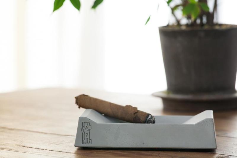 drain-spot :灰皿、コイントレイソープトレイ、キー、tray. by Design Studio Labyrinth Barcelonaドレインスポット: 灰皿、コイントレイ、石鹸トレイ、キートレイ。