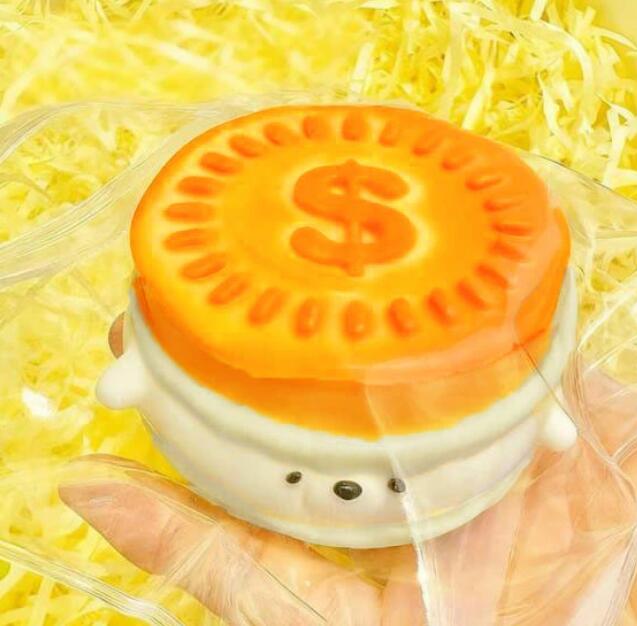 【バター スクイーズ】このスクイーズ パンのおもちゃは、精巧な作りと愛らしいデザインが特徴です。指で優しく握ると程よい抵抗感が得られ、握ったり揉んだりするたびに効果的に圧力を緩和します。テーブルに置いても、手に持っても、きっとあなたの心を掴...