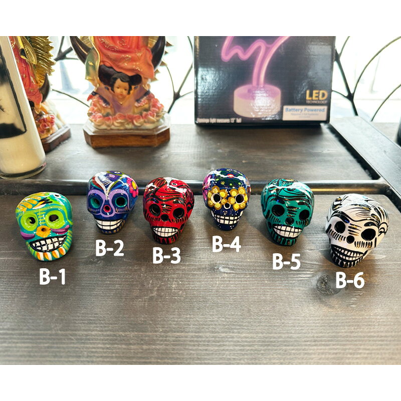 SUGAR SKULL 石膏置物 -B- 高さ4CM　奥行6CMMEXICOで手作りで作られた SUGAR SKULL置物 中身は空洞になっております　