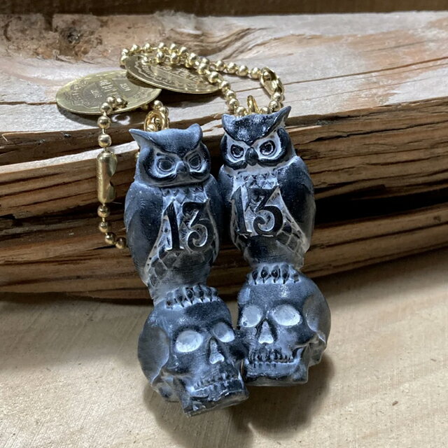 THE OLDY COMPANY "OWL & SKULL LUCKY 13" KEYCHAIN キーチェーン アンティークペイント仕上げされたレジン製キーチェーン MADE IN USA ※チェーンに付く◯型のプレートは画像3番目のデザイ...