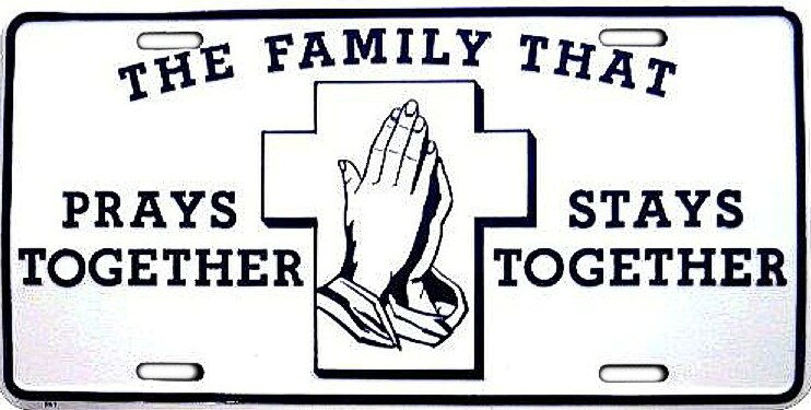 アメリカ看板 STEEL LICENSE PLATE -SLJ51- The Family That Prays LICENSE PLATE ナンバープレートSTEEL製 USA-SIZEのナンバープレート(15x30CM) CAR SHO...