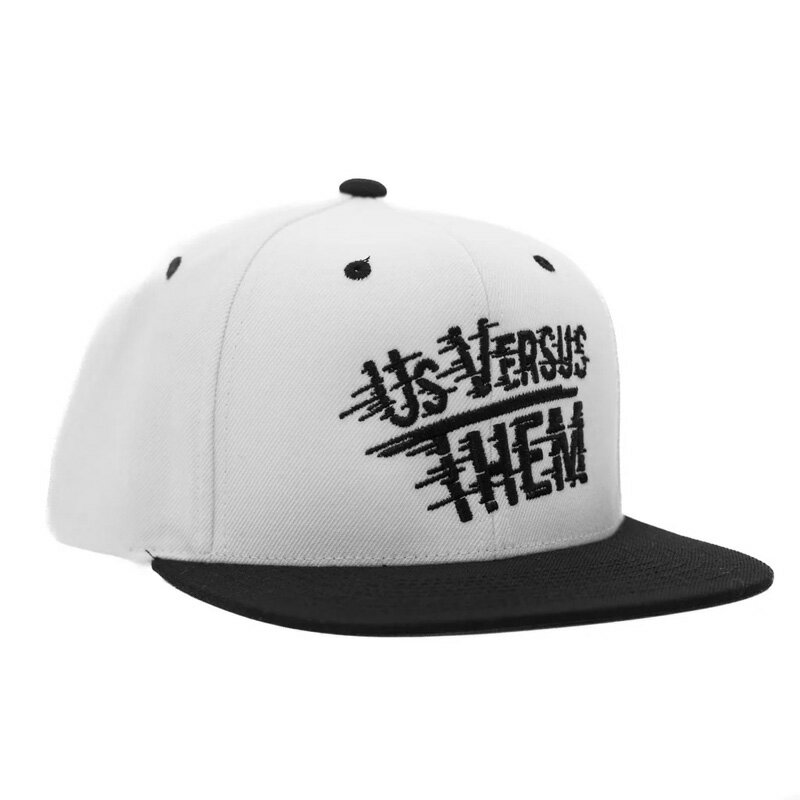 US VERSUS THEM アスバーサスゼム -FAST- SNAPBACK CAP スナップバックキャップ WHITE/BLACK デコ平刺繍 ツバ裏GREEN 後ろアジャスターで調整　
