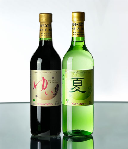 商品情報内容量720ml×2本原材料【夏】ぶどう（日本産）、亜硫酸塩（酸化防止剤）【ゆい】ぶどう（日本産）、亜硫酸塩（酸化防止剤）キャップスクリューキャップ特徴など山ぶどうを贅沢に使用した低アルコールのやや甘口赤ワイン。【ゆい】と特別に醸造...