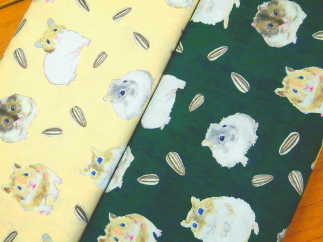 デザイナーズブランド nora moelan studio デジタルプリント 大好きなひまわりの種の食べ放題に大集合したハムスターたち クレヨンで描かれたふわふわな毛並みがより一層愛らしさが増して 見ているだけでも癒してくれそうです。 ベッ...