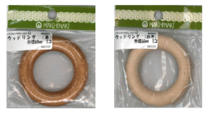 木の素材感が魅力のウッドリング。 サイズ : 外径60mm 1個入り発売元 ： メルヘンアート ご注意 :　ネコポス発送可能。 モニターにより、色の見え方が実際の商品と異なることがございます。