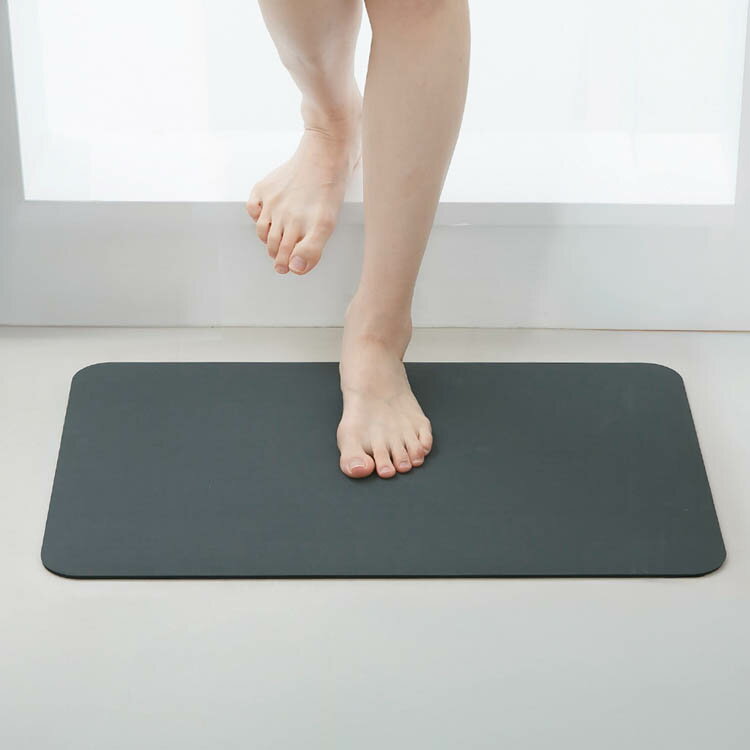 ■シンプルなデザインお部屋のインテリアにも馴染む珪藻土マットです。■吸水速乾足を置いた瞬間から、すぐに吸水・速乾し始めます。■割れないソフトタイプの珪藻土マットなので、割れる心配がいりません。■抗菌・消臭表面が常に乾いているから菌が繁殖しに...