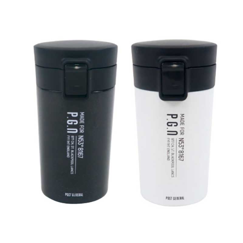 フリップトップボトル300mlは片手でラクラク、ワンプッシュでオープンが可能。 デスクワークや、スポーツなど蓋を開ける頻度が多いシーンにおすすめです。 万が一倒しても大丈夫なように、ロック機能付き。 シンプルなデザインなので、男女問わずお使...