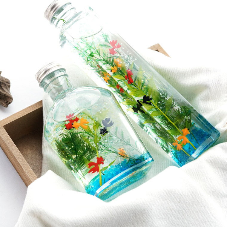 商品情報 【金魚ハーバリウム　Lサイズ】 ふわふわ金魚が泳ぐ、金魚鉢みたいなハーバリウム 海草のグリーンと、ブルーガラスのコントラストが心を癒します 大切な方のために、いつも瑞々しいお花をお供えできるように ハーバリウムならお手入れ不要で、...