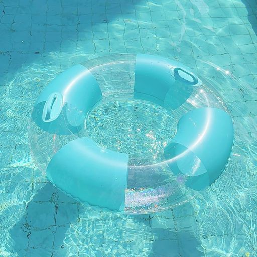 【かわいい浮き輪】可愛いストライプ透明格柄の浮き輪、透明なデザインのOタイプ浮き輪を登場!透明なデザインが無視できないほど目立つ存在です。そして、安心の取っ手付き、子供でも安心に使用できます。 【手間を省く】エアーポンプを使うだけで使用でき...