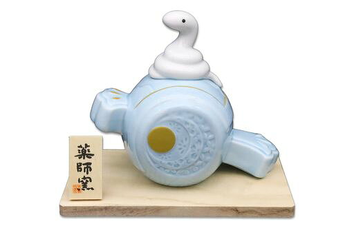 サイズ:高さ11cmx横巾13cmx奥行8cm 材質:磁器・釉上絵 ヘビの置物は、脱皮による「再生・繁栄」と、とぐろを巻く姿から「尽きない金運」を象徴し、金運・財運・商売繁盛の開運グッズとして人気です。
