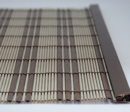 窓、ドア、屋外スペース サイズ:約88x90cm 本体重量:約650g 素材・材質:本体=ポリプロピレン、上下レール=PVC、編糸=綿糸 原産国:日本 巻上げ器付き