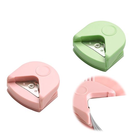【商品仕様】このコーナーパンチは2枚(ピンク1個+グリーン1個)をお届けします、サイズ仕様は約54mmx54mmです。重さ25gです。鋭い角を丸い角に切断するために設計されています。 【製品の特徴】持ち運びが簡単です底にある収集容器には紙く...