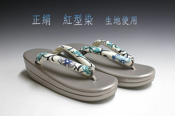 商品情報素材/材質鼻緒　絹100％正絹　紅型染　生地使用　台部分　合成皮革使用サイズ/寸法サイズ　フリーサイズ（実寸サイズをご確認下さい）　　＊長さ：　　約24cm　＊　幅：　　約8cm　　＊踵高さ：　約5cmその他商品説明※鼻緒は裁断時の...