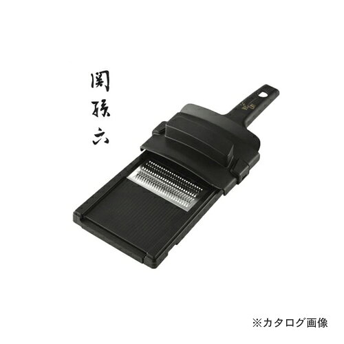 【メーカー名】 ●貝印 【特長】 ●調理時と収納時に安全なガード付。 ●ボウルにかけられる切りかき付。 ●滑り止め付。 ●千切り幅1mm。 【仕様】 ●サイズ：415X183X60(mm) ●サイズ：310g ●材質：本体・安全ガード：AB...