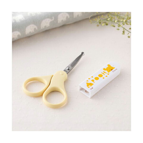 【メーカー】 ●貝印(株) 【特長】 ●くまのプーさんのデザインが入ったツメキリハサミです。 ●乳幼児のツメが切りやすい曲線刃。 【仕様】 ●パッケージサイズ：155×72×13mm ●重量：24g 【JANコード】 4901601306965