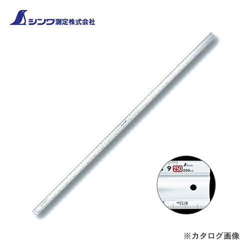 【メーカー】 ●シンワ測定（株） 【特長】 ●大工さんに便利な尺相当目盛付です。 ●カッティング面は丈夫なステン鋼付ですのでカッターの刃がくい込みません。 ●裏面スベリ止付です。 【仕様】 ●サイズ(mm)：2540×60×9 ●質量：15...