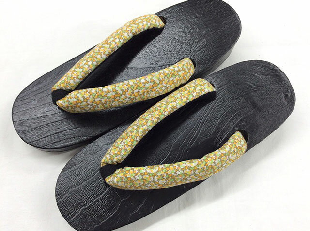 ■Fサイズ（23.5-24.5）／(約) 全長24cm、幅8.2cm、かかと高さ4cm ■組成 鼻緒：綿100％ 台：桐 底部：EVA ※鼻緒の繊維特製により色落ちする場合がありますのでご注意下さい。滑り易い場所等でのご使用はご注意下さい。...