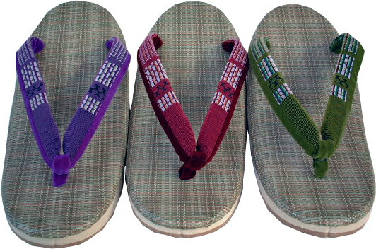 素材：アッパー部　合皮 　　　底材　スポンジ サイズ：23．5cm（実寸） 重さ：110g（片足）　