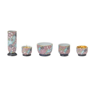 おすすめ花柄があしらわれた五具足です。サイズ個装サイズ：23.5×14.5×9.2cm重量345g個装重量：345g素材・材質本体:陶磁器灯立金具:真鍮仏器金具:ステンレスセット内容花立×1、灯立×1、香炉×1、茶湯器×1、仏器×1生産国日...