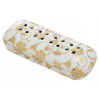 おすすめ陶器でできた、おしゃれなお香立てです。特殊な網を使用しているため1本でも燃焼します。蓋を使用すれば灰の飛び散りも気にならないため、リビングや玄関など場所を選ばずご使用いただけます。スティックタイプの蚊取り線香などにもご使用いただけま...