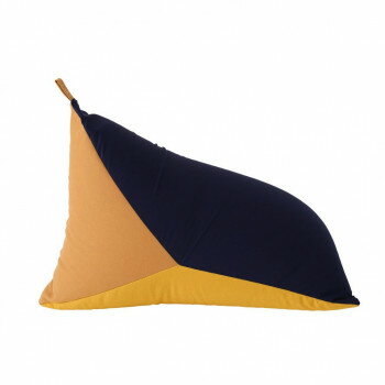 体を包み込むリラックスアイテムうつぶせになったり、座ったり、寝転んだりにおすすめです。いろいろ使える三角クッションです。上面は伸縮生地、側面は帆布を使用し、程よい沈みこみで体を包み込んでくれます。細長い形状なので、うつ伏せや寝転ぶ姿勢におす...