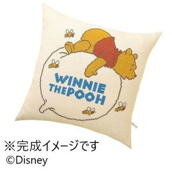 世界中で愛されているディズニーキャラクター。大人気キャラクター　プーさんのクッション。お部屋のインテリアに最適です。技法はクロス・ステッチ。技術レベルは初級〜中級者向。※1955年の発売以来、豊富な品揃えと完成度の高さで愛され続けてきたオリ...