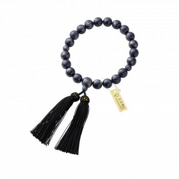 青虎目石調の玉を使用したシックなデザインの京念珠幻想的な青虎目石のデザインを用いて、京都の職人がひとつひとつ手作りで仕上げた京念珠です。青虎目石調の玉と、高級感のある黒色の房を合わせ、落ち着いた雰囲気を演出することができる逸品です。商品区分...