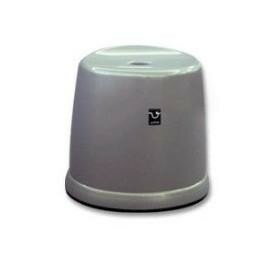 バスルームに、そっと映える輝き感カビ、ヌメリ防止加工が、施されていますので日ごろのお手入れが簡単です。ロゴマークはシールのため、剥がしていただけます。脚の部分にのすべり止めのゴムが付いていますので、すべりにくく安心です。※座面の高さは32c...