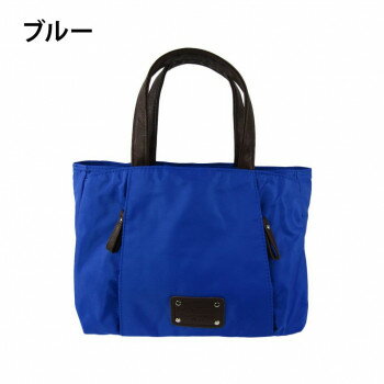 おすすめシンプルでどんな服装にも合わせやすい!大きめなネームがアクセントのショルダーバッグです。普段使いはもちろんの事、旅行時の手荷物管理にも最適。幅広い年齢の方にご利用頂けるアイテムです。サイズ約20×28×10.5cm個装サイズ：36....