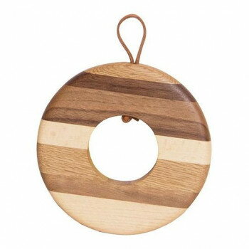 無垢材たっぷりの鍋敷き無垢材たっぷりの鍋敷きです。仕上げのオイルは人体に無害のオイルを使用しています。※オイル仕上げですので、水洗いは避けてください。※濡れた場合はよく乾かしてご使用ください。【注意事項】※天然木を使用しておりますので、木目...