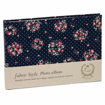100年台紙アルバムのファブリックシリーズ。100年台紙B6サイズブック式フリーアルバムです。※掲載の写真は、現物とは色彩が異なる場合がございますのでご了承ください。サイズタテ134×ヨコ190×背幅15mm個装サイズ：4×19×13.4c...