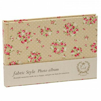 100年台紙アルバムのファブリックシリーズ。100年台紙B6サイズブック式フリーアルバムです。※掲載の写真は、現物とは色彩が異なる場合がございますのでご了承ください。サイズタテ134×ヨコ190×背幅15mm個装サイズ：4×19×13.4c...