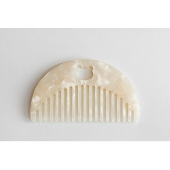 手作りの、あたたかみのあるかたち多彩な色合いが美しい、きらめくヘアコームです。くしの歯や動物のかたち等、細かい部分まで職人が手作業で研磨し、なめらかに仕上げています。やさしくあたたかみのあるくしです。一つ一つ模様が違い、自分だけのくしに出会...