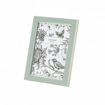 正面や側面の細部にまでこだわった繊細なデザイン！アンティーク風のデザインを施したフォトフレームが登場。お部屋のおしゃれなアクセントに。正面は淡く上品なマット仕上げのブルー。側面のシルバーにアンティーク風加工を施しています。【対応写真サイズに...