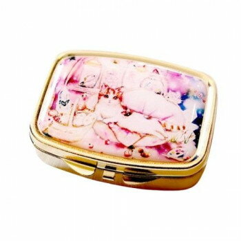 水彩画タッチのネコが可愛いアクセサリーケース「kyou wa donna hi?」のアクセサリーケースです。内側の仕切りは取り外し可能。お気に入りのアクセサリーを入れるのにもぴったりです。サイズW57×H47×D17mm個装サイズ：5×6×...