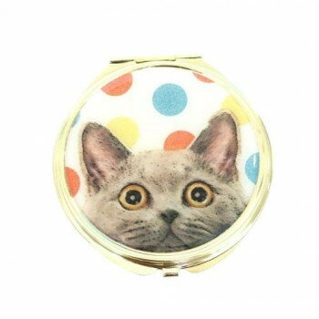 お出かけのお供にぴったり「むかしのネコ看板」の「ミテルヨ。」のコンパクトミラーです。こんもりとした透明樹脂盛りが可愛いコンパクトミラーはお出かけのお供にぴったりです。サイズW73×H77×D10mm個装サイズ：8×8×1cm重量個装重量：8...