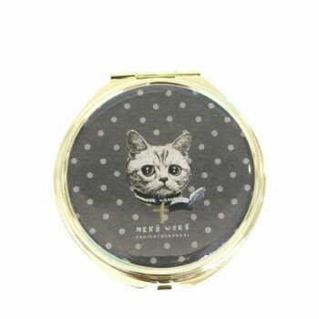 お出かけのお供にぴったり「NEKO WORK」のコンパクトミラーです。こんもりとした透明樹脂盛りが可愛いコンパクトミラーはお出かけのお供にぴったりです。サイズW73×H77×D10mm個装サイズ：8×8×1cm重量個装重量：80g素材・材質...