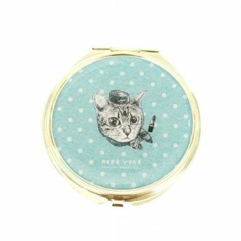 お出かけのお供にぴったり「NEKO WORK」のコンパクトミラーです。こんもりとした透明樹脂盛りが可愛いコンパクトミラーはお出かけのお供にぴったりです。サイズW73×H77×D10mm個装サイズ：8×8×1cm重量個装重量：80g素材・材質...