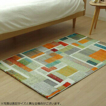 お部屋の一角のアクセントに。トルコ製のウィルトン織りカーペットです。カラフルな幾何柄を落ち着きのある色合いでまとめました。フリーゼセット加工でパイルをツイストすることによりボリューム感を出し、ふかふかとした肌感触に仕上げました。ホットカーペ...