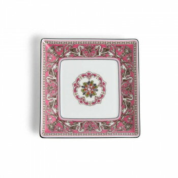 一口サイズを盛り付けるのに最適財産の守り神グリフィン、不死鳥フェニックス、海の神ポセイドンの使者であるドルフィンが描かれた「フロレンティーン」は、誕生から150年以上の歴史を刻むウェッジウッドを代表する伝統デザインです。銘々皿としてはもちろ...