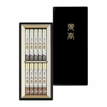 遥か永遠の時の流れを想い、やすらぎを祈る遥か永遠の時の流れを想い、やすらぎを祈る。そんな願いを込めて名付けられた「永寿」。香木の香りのよさも、けむりの少ない機能も追究した、ご進物用お線香です。沈香と伽羅の2種の香りのお線香を重厚な塗箱に納め...