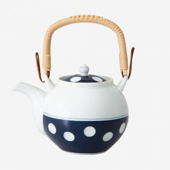 深い紺色に白の水玉模様がとても愛らしい。シンプルな絵柄ですが、ひとつひとつ熟練の陶工が手で彫っていきながら絵つけをしています。丁寧に作られた職人さんの手仕事を味わってみてはいかがでしょうか。※ご使用後はなるべく早く洗剤で洗い、充分に乾燥させ...