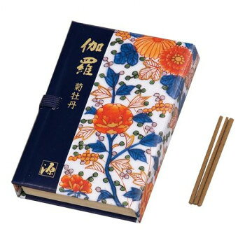 伽羅の深みのある香り古伊万里ならではの青・赤・金色の華やかな菊と牡丹に身を包むのは、上品でやわらかく仕上がった伽羅のお香です。香木の中でも最も貴ばれる伽羅の深みのある香りをお楽しみください。つめ付きの桐箱タイプです。開くと中にはお香(45本...