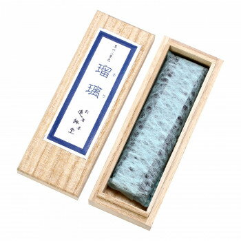 鮮やかな色調の「色の三原色」シリーズ紫みを帯びた濃い青が特徴です。サイズ個装サイズ：10×4×2cm重量個装重量：28g素材・材質墨:顔料・膠・水・香料外箱:桐箱生産国日本fk094igrjs