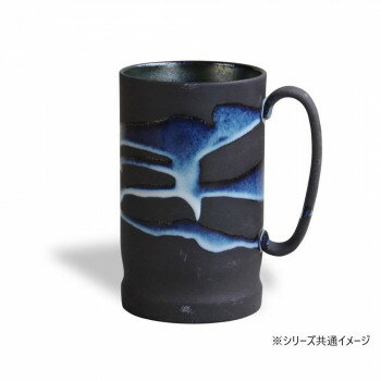 おすすめ陶器製の大きなマグカップです。ロング缶も1本丸々入る大きさです。職人の手によって一つ一つ柄杓でかける釉薬がそれぞれの商品に違った表情を醸し出します。サイズφ85×140mm個装サイズ：17.0×13.5×12.5cm重量380g個装...