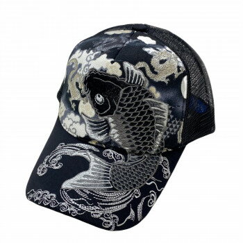 おすすめ豪華な刺繍を施したメッシュキャップです。和柄生地の部分は贅沢に日本製の生地を使用しています。細部までこだわった刺繍はクオリティー抜群。無地部分は通気性の良いメッシュ素材。フリーサイズで後ろのアジャスターでサイズ調整可能です。※商品の...