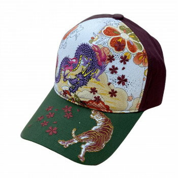 おすすめ豪華な刺繍を施したキャップです。和柄生地の部分は贅沢に日本製の生地を使用しています。細部までこだわった刺繍はクオリティー抜群。無地部分は綿素材の無地で季節問わず被っていただけます。フリーサイズで後ろのアジャスターでサイズ調整可能です...