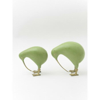 おすすめ木製のボディに真鍮のくちばしと脚がついています。天然木のマンゴーウッドで作られておりちょこんと座ったり、2本足で立ったり2通りのキウイを楽しむことができます。※ハンドペイントの為色むらが出る場合がございます。サイズW12×H12cm...